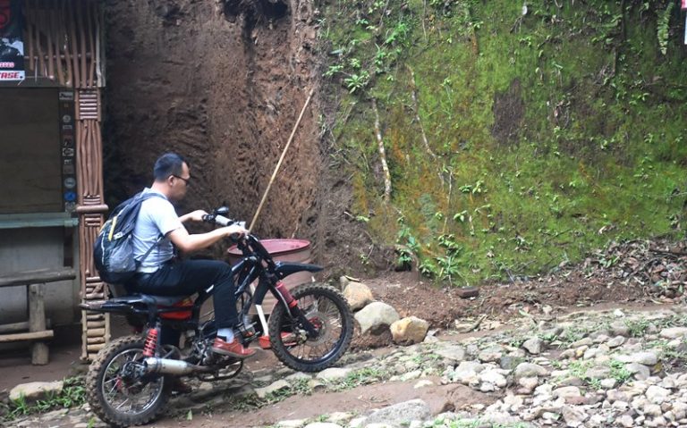 Menikmati Curug Mandala Di Tengah Perkebunan Teh Ciater